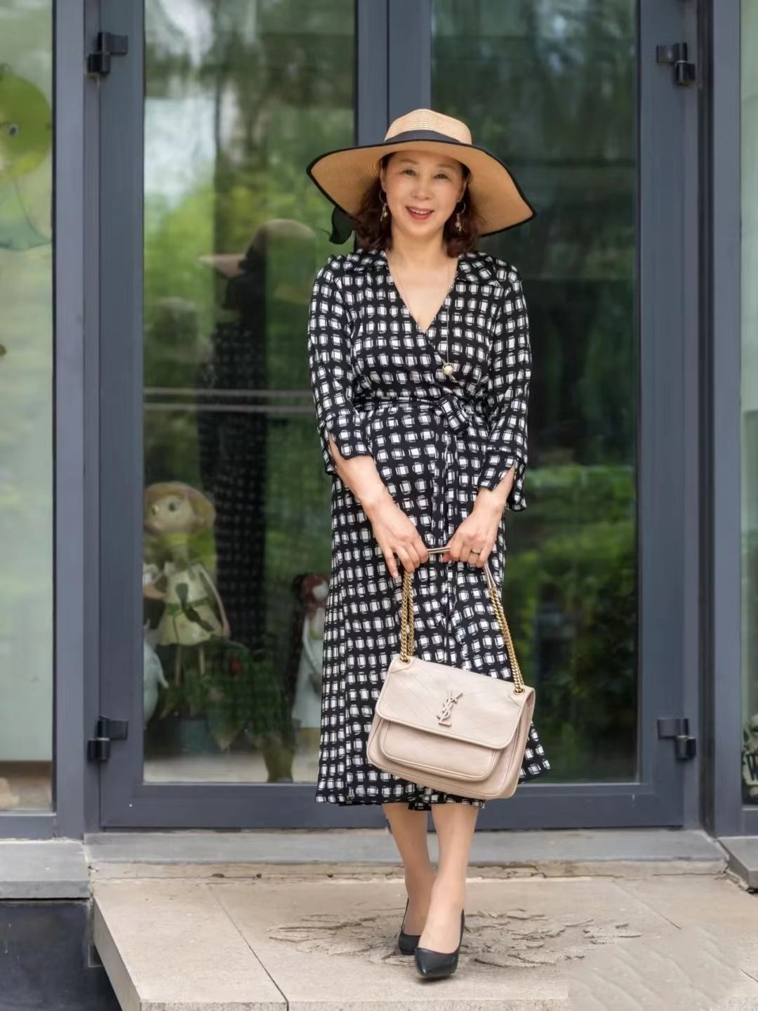 A slightly fat grandma who is over 60 years old, "long dress + straw ...
