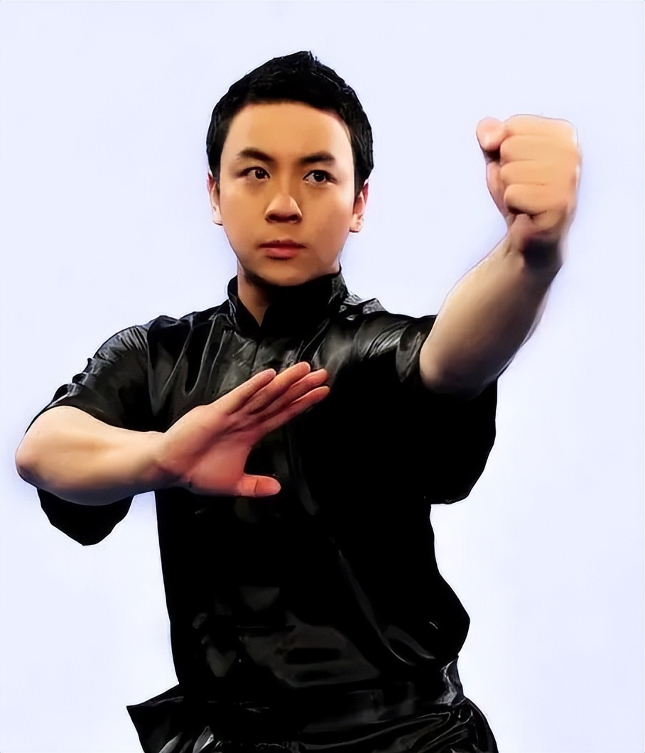 Why does Shi Xiaolong sit on an equal footing with Sammo Hung? Seeing who was standing behind ...