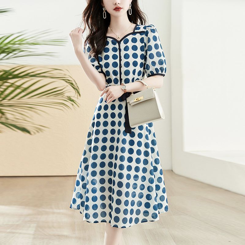 The elegant style of middle-aged women! 6 polka dot dresses make you ...