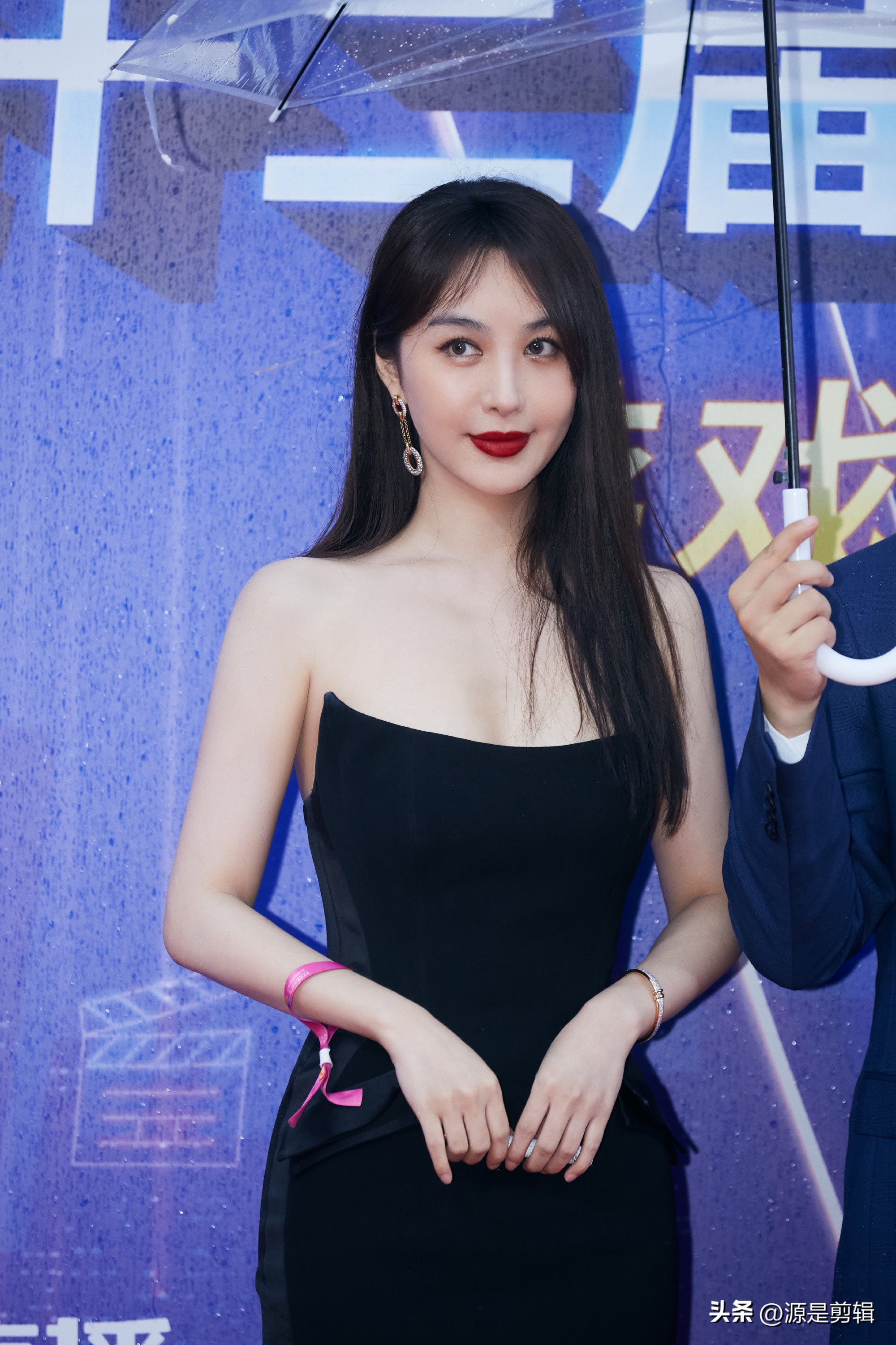 Li Fei'er wearing a long skirt to appreciate the beautiful photos - iNEWS