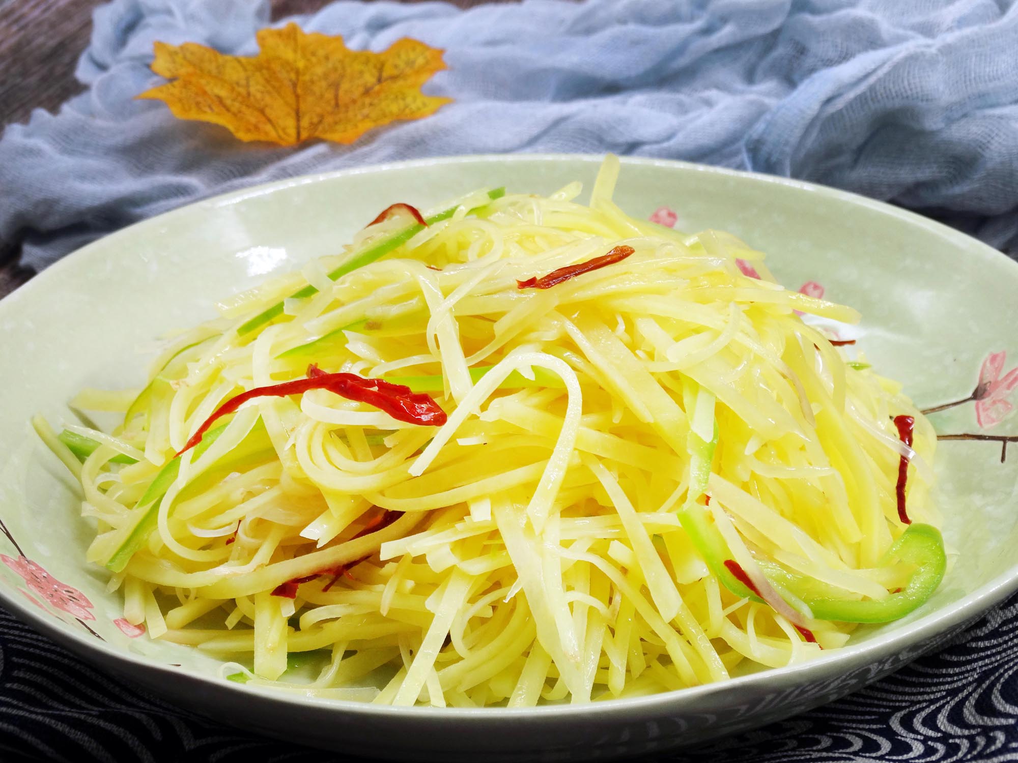 When frying shredded potatoes, remember not to put them in the pot ...