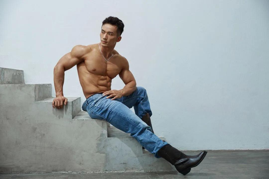 Bodybuilding champion Zheng Shaozhong - iNEWS
