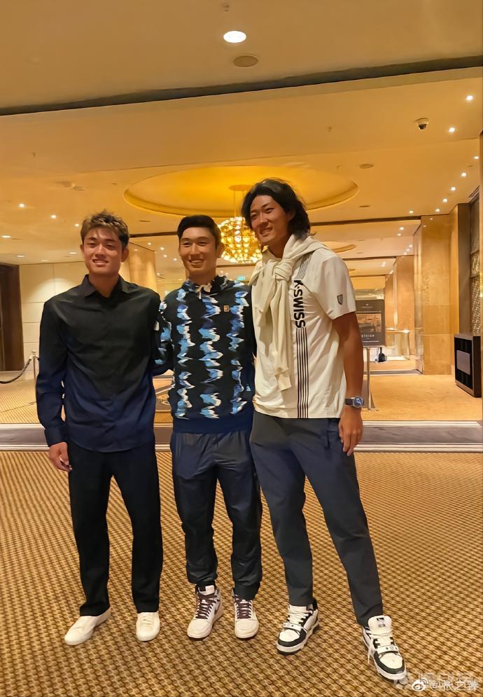 A close photo of Chinese tennis star Shang Juncheng with his parents ...