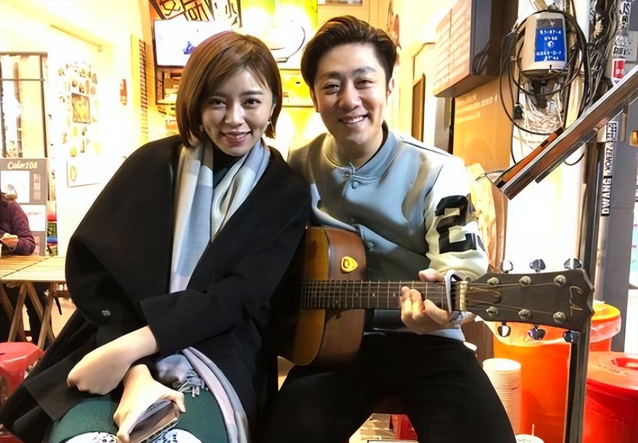 17 days after Ai Cheng's death, "pillow man" Wang Tong had a happy ...