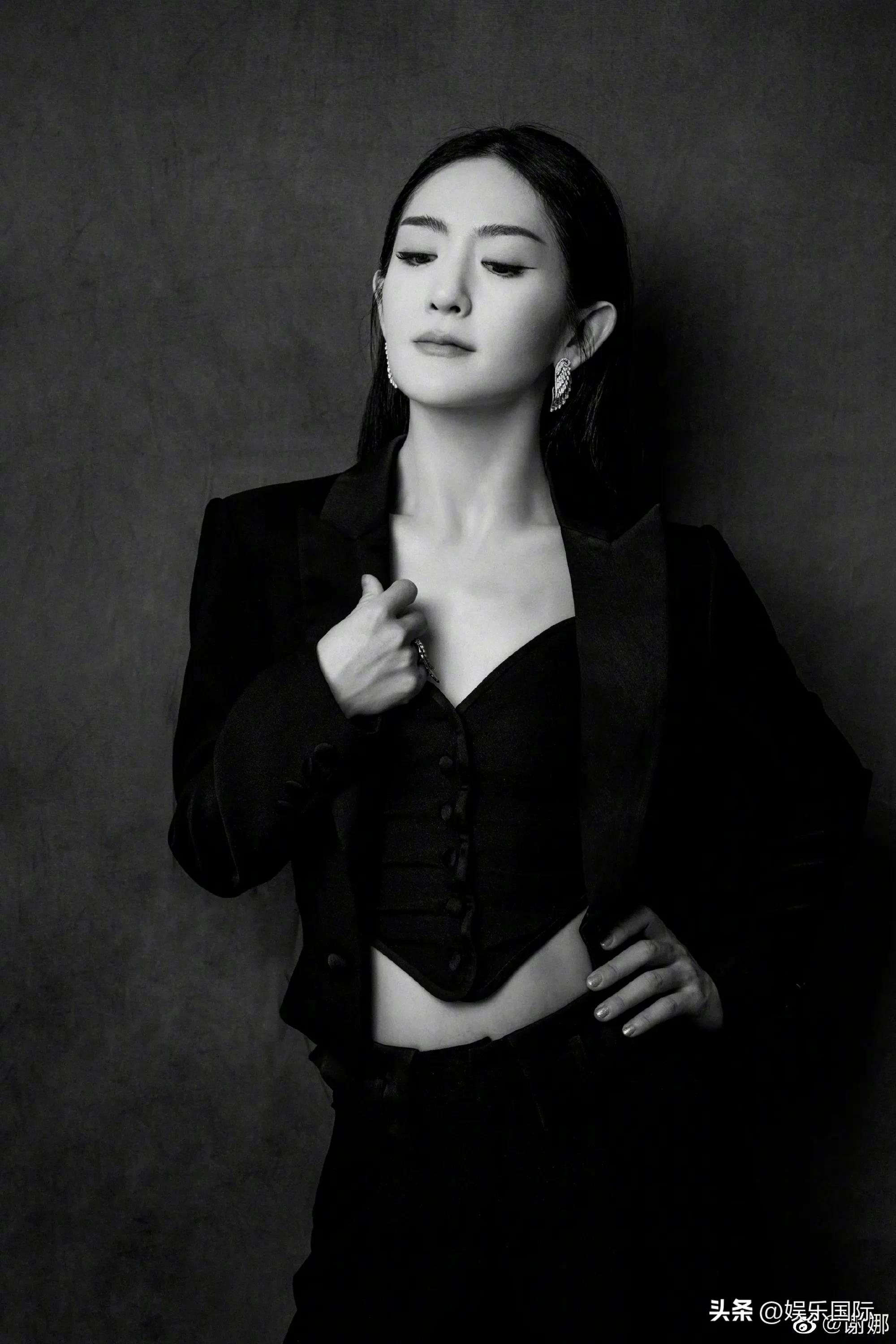 Xie Na wears a black suit with a small waist and looks domineering ...