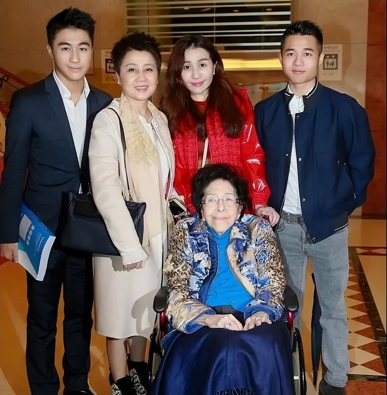 Intimate photo of He Wanhong, his younger brother Stanley Ho, his ...