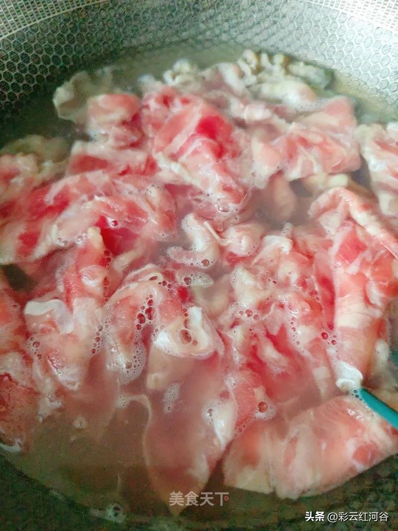 Fatty beef in golden soup - iNEWS