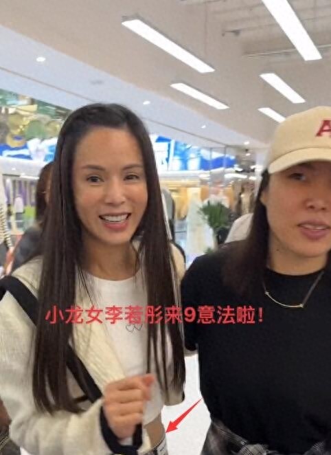 57-year-old Li Ruotong appeared at the Small Wild Goose Pagoda in Xi'an ...