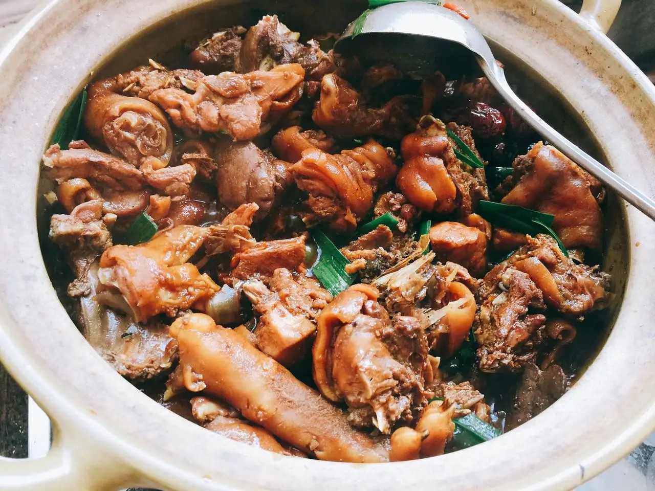 Teach you the nutritious and delicious roasted rabbit meat with taro ...