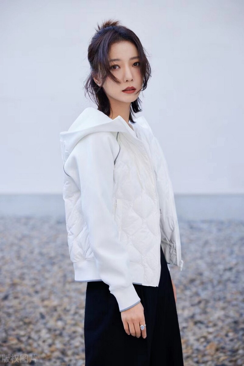 Wang Luodan attended a Bosideng brand event with a group of beautiful ...