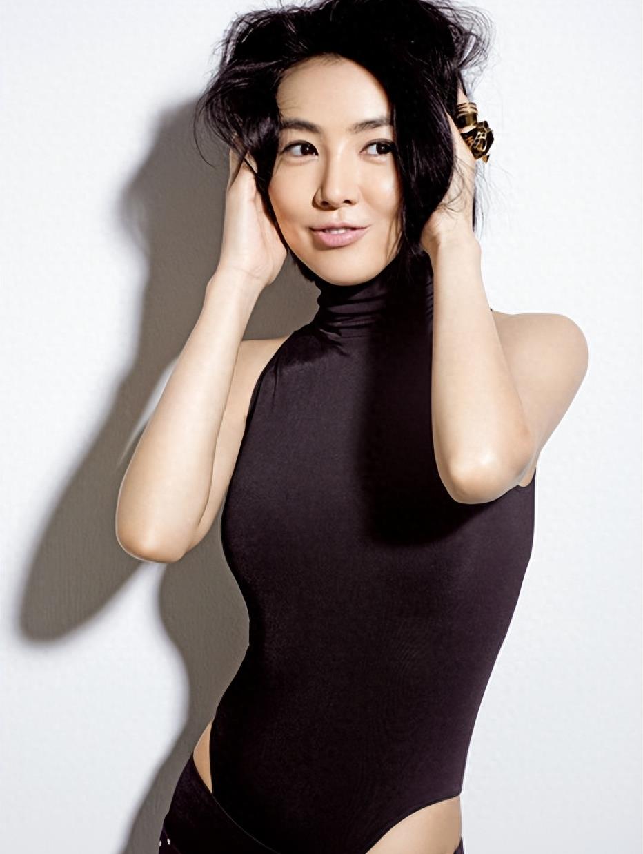 She is the widow of Jiang Wen's affair, and she shows her "become famous immediately after ...