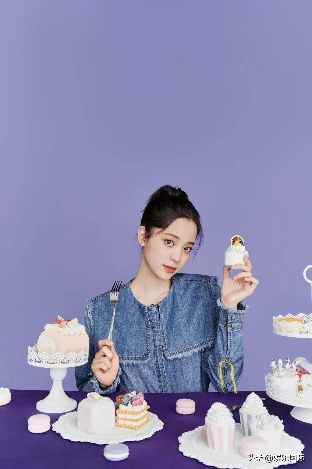 Ouyang Nana holding cake in hand - iNEWS