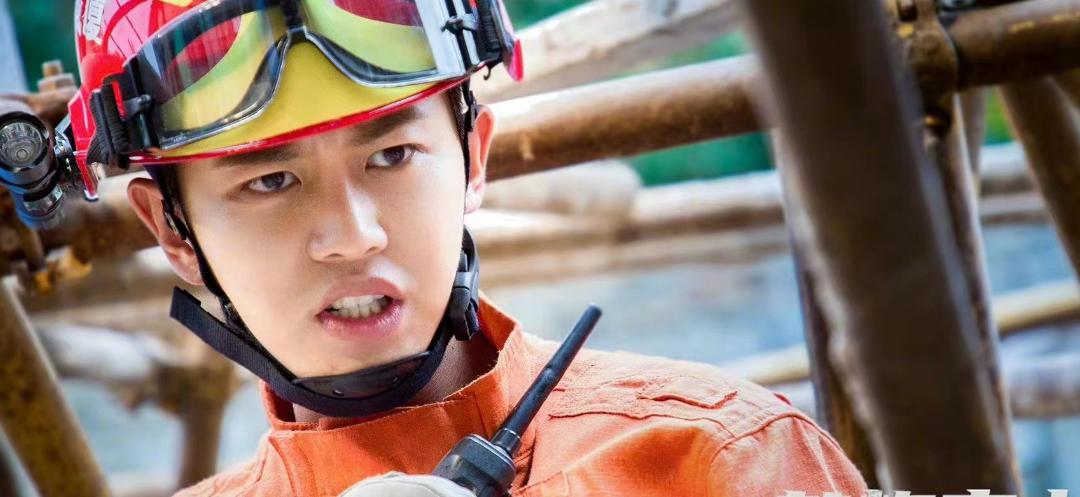 They are also playing firefighters, comparing Yang Yang and Ren Jialun ...