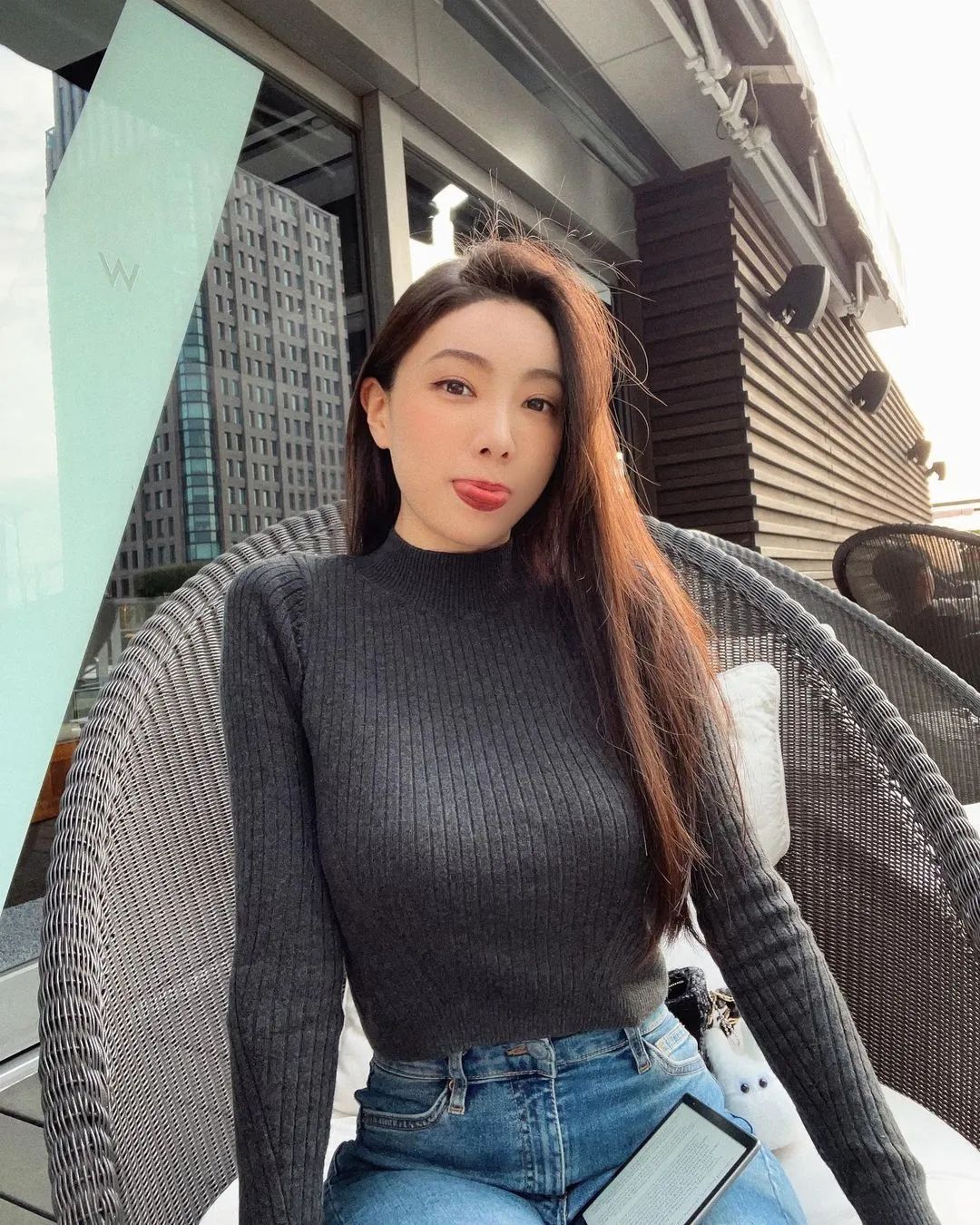 Taiwanese internet celebrity Shao Daier has a superb figure, a charming smile, and a mature ...