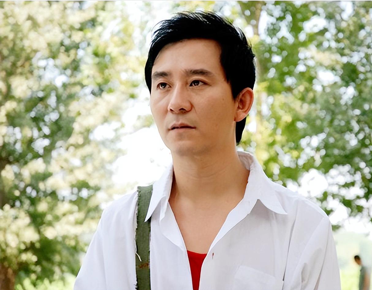 Frustrated actor Zhao Yi: 48 years old and single, Yan Xuejing protects ...