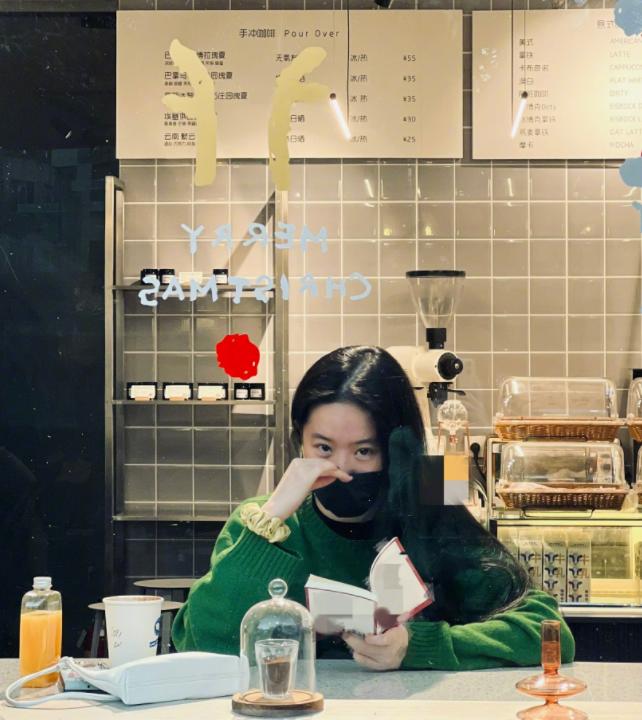 34-year-old Liu Yifei was photographed drinking coffee without makeup ...