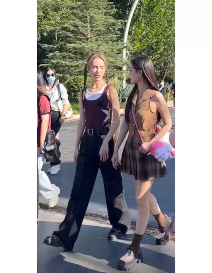 Meet Jin Chen and Li Yitong at Universal Studios Beijing - iNEWS