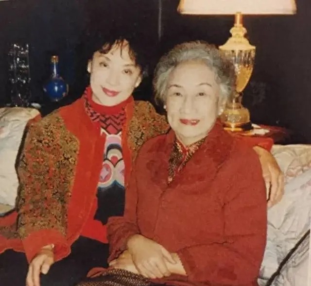 A rare photo of the late movie star Hu Die in the 1980s. She is still ...