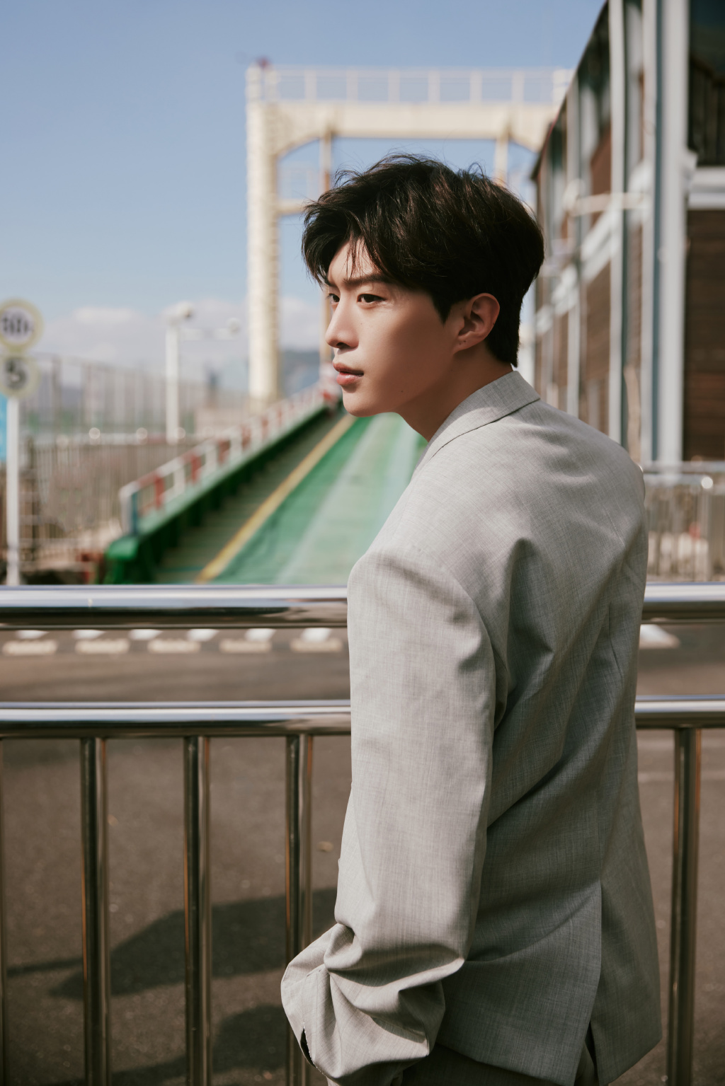 So handsome and fresh~ Vacuum suit + ripped trousers, cool and straight ...