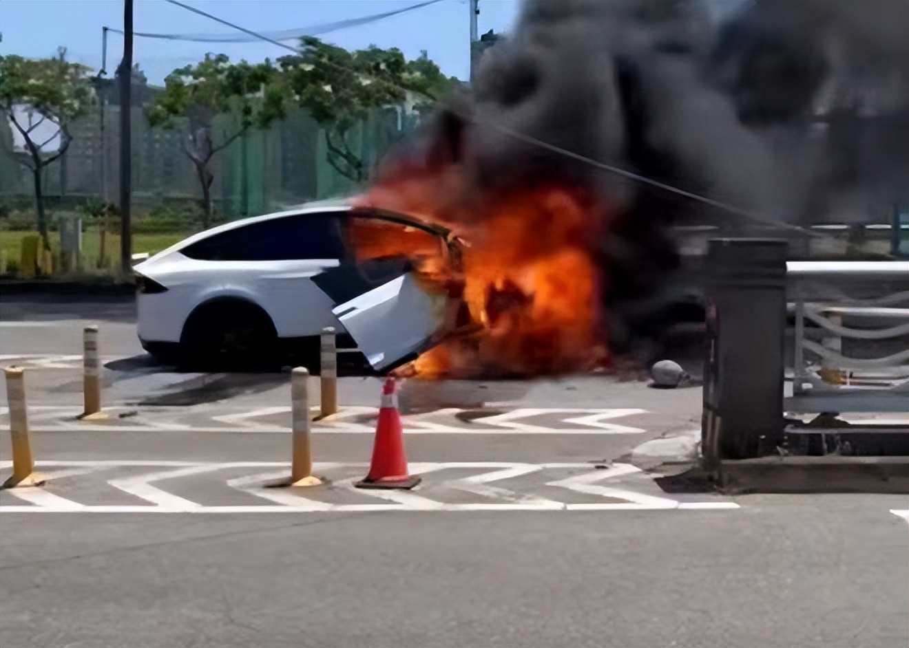 Tesla spontaneously ignited after the accident, Lin Zhiying suffered ...