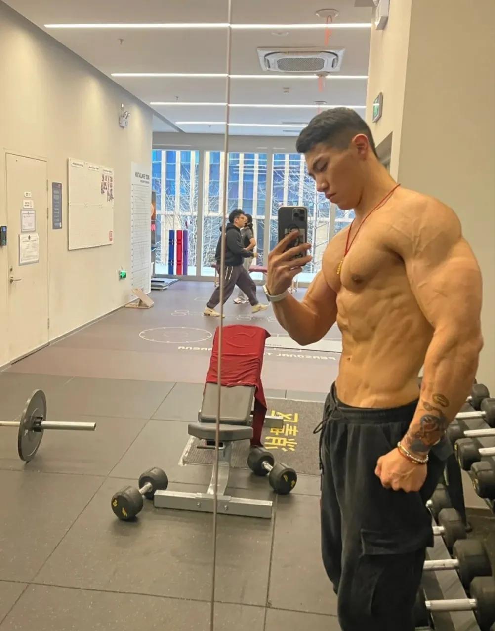 Isn't it too cool for a muscular male coach with a height of 196cm? - iNEWS