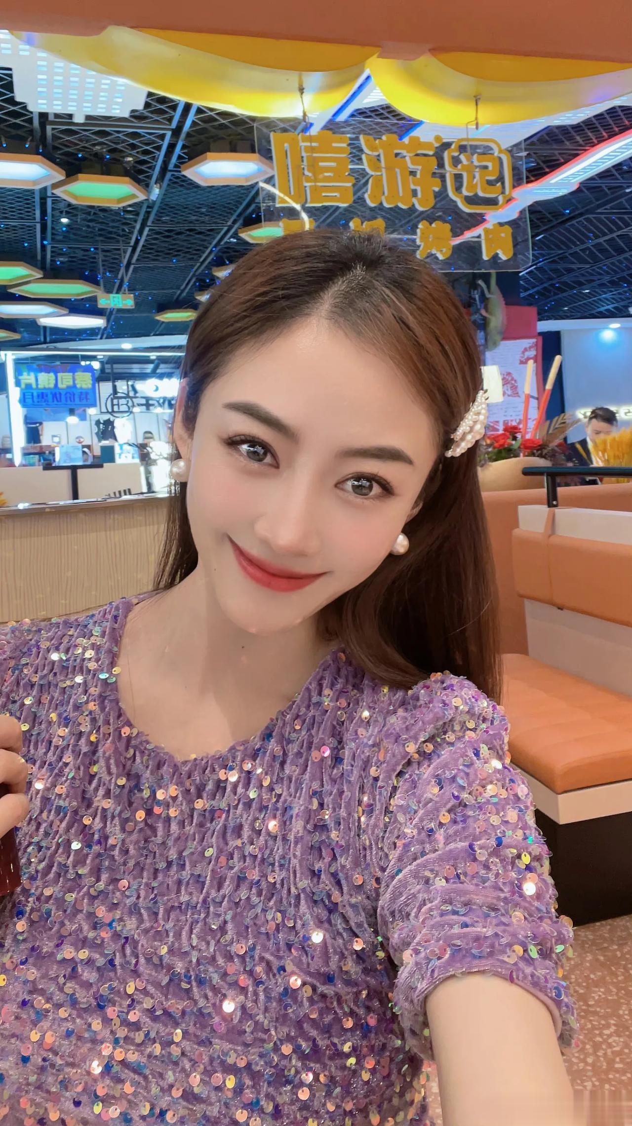 Zhan Jing, the recently viral heroine who sang with Mr. Xu's ktv, became famous when she starred ...