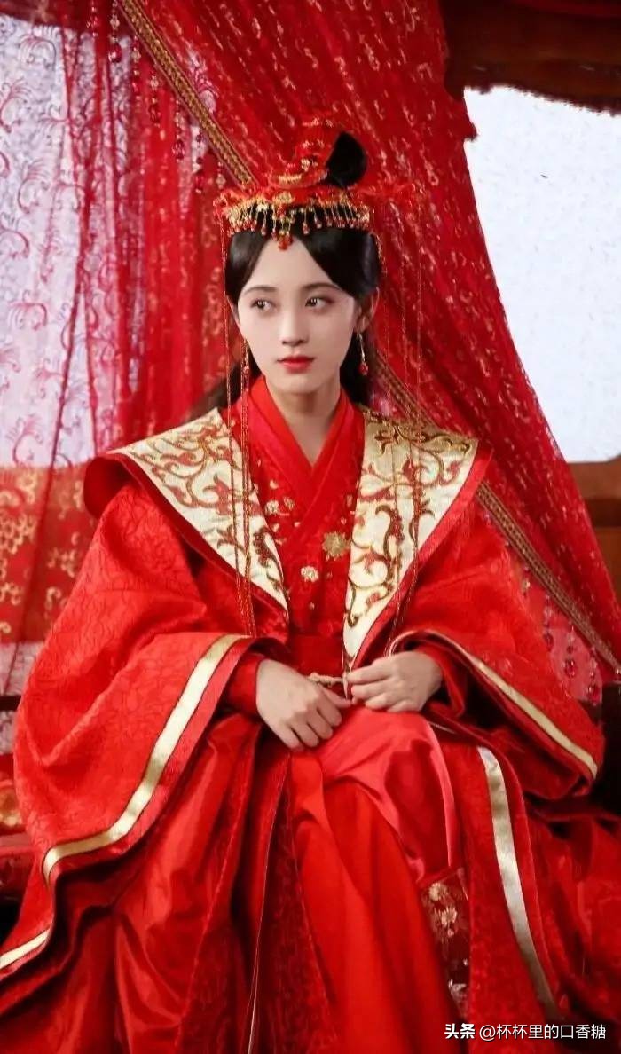 Actress red wedding dress!Li Qin's beautiful translation, Bai Lu's ...