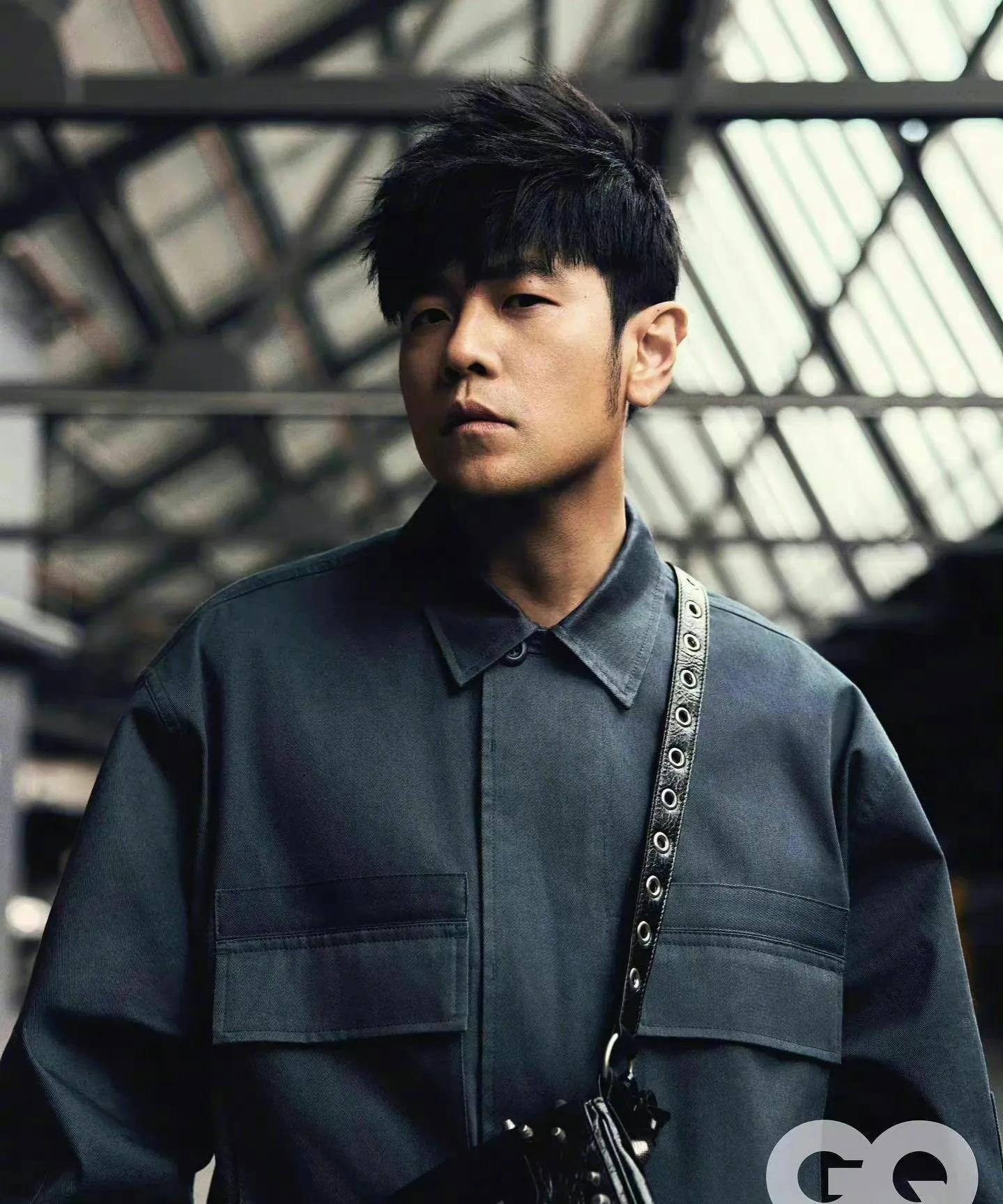 Jay Chou is waiting for you drinking milk tea on the street corner - iMedia