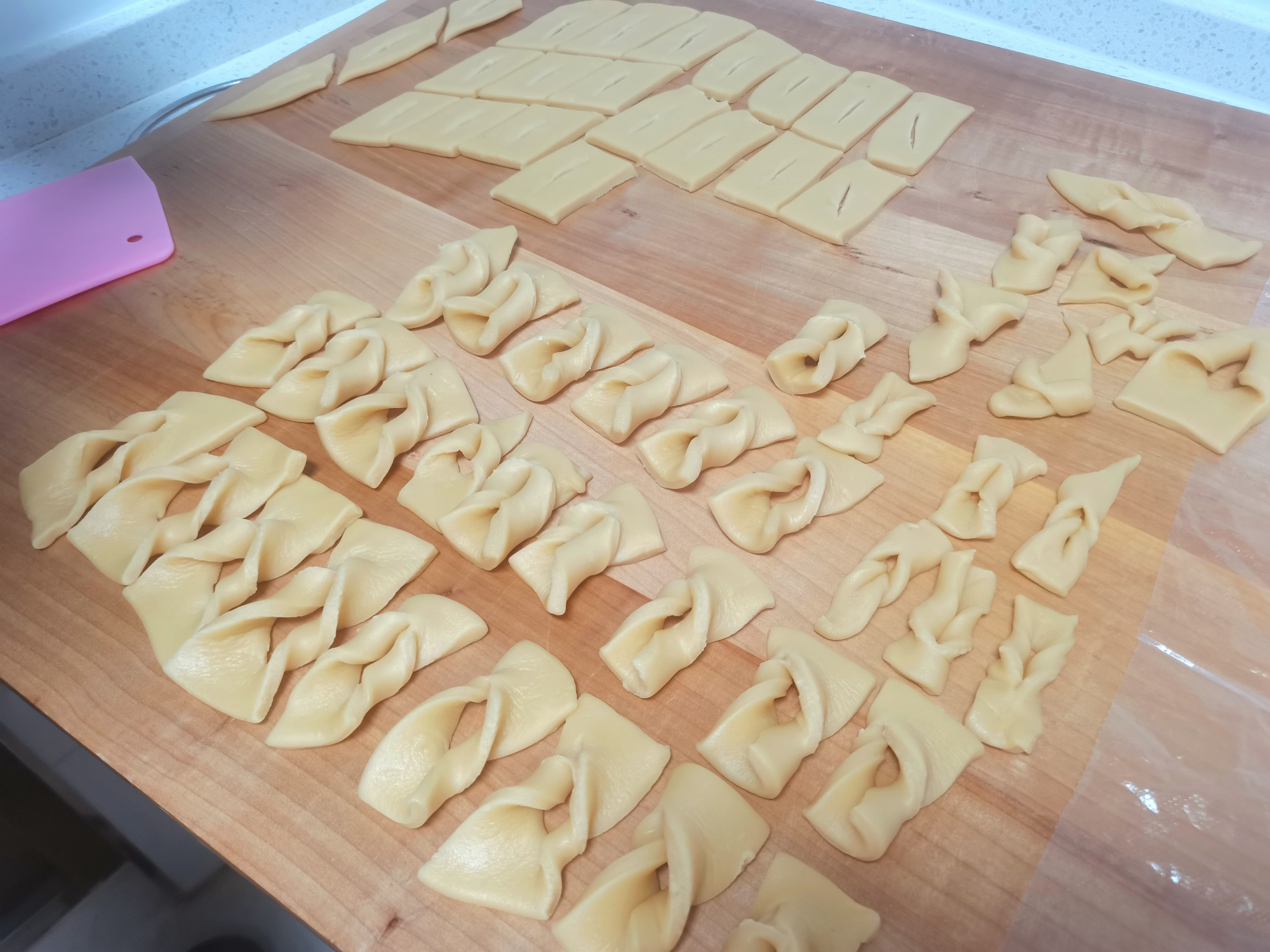 It's Chinese New Year, frying oily fruit by yourself, it's more New ...