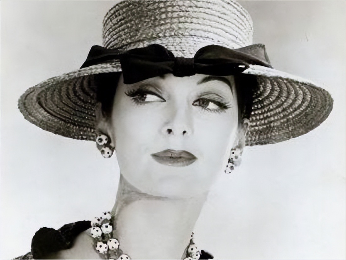 The 92-year-old supermodel Carmen laughs at herself that she has the ...