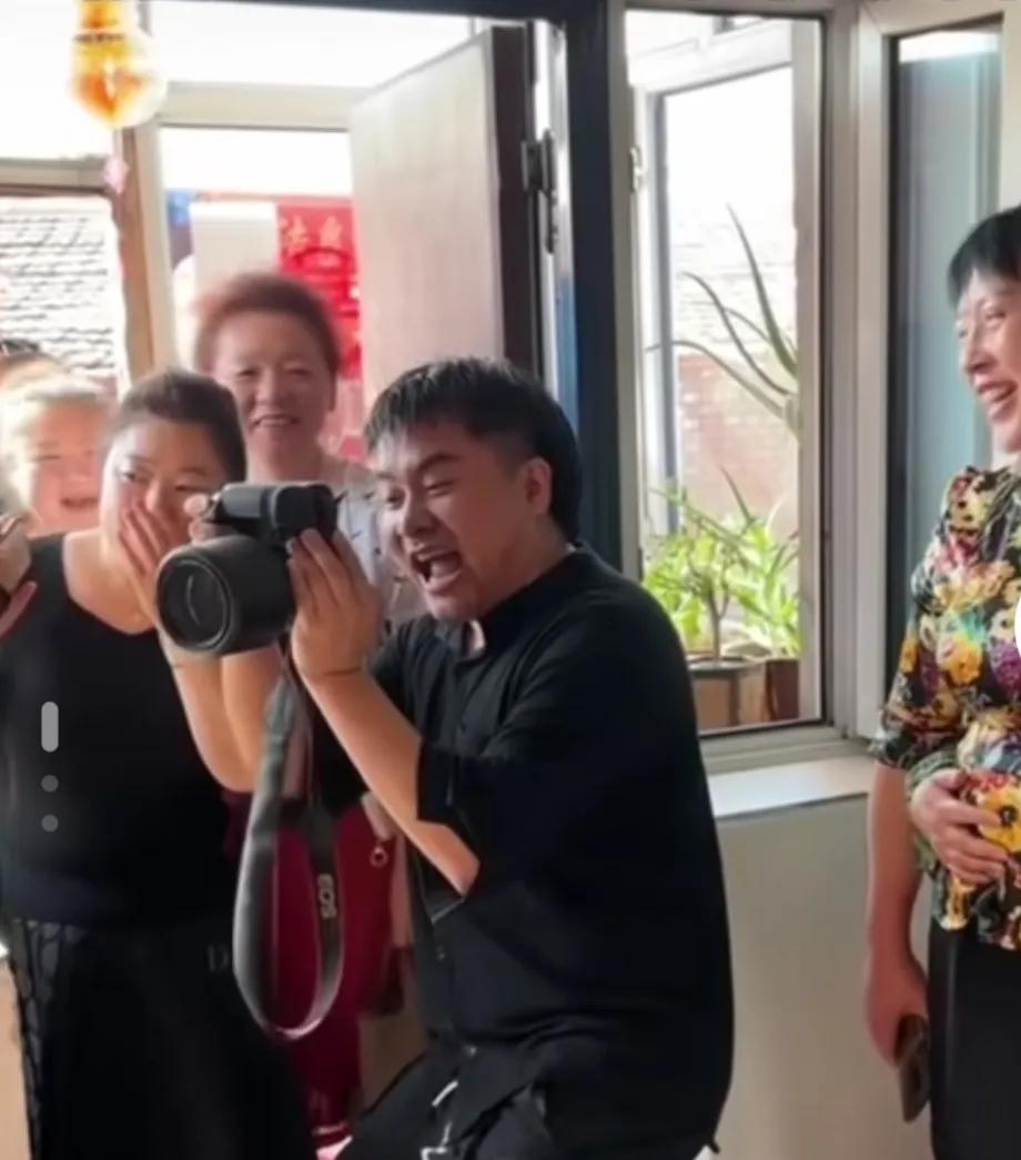 The photographer gave a hahaha, grandpa's teeth almost fell out of ...