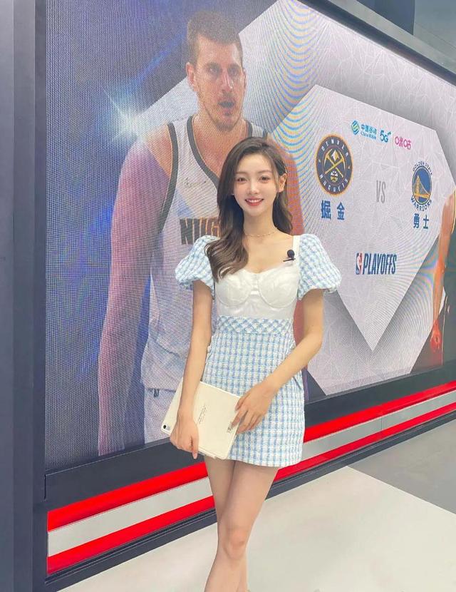 The most beautiful anchor in the NBA, Jin Jiayue, became popular because of the skirt upturn ...