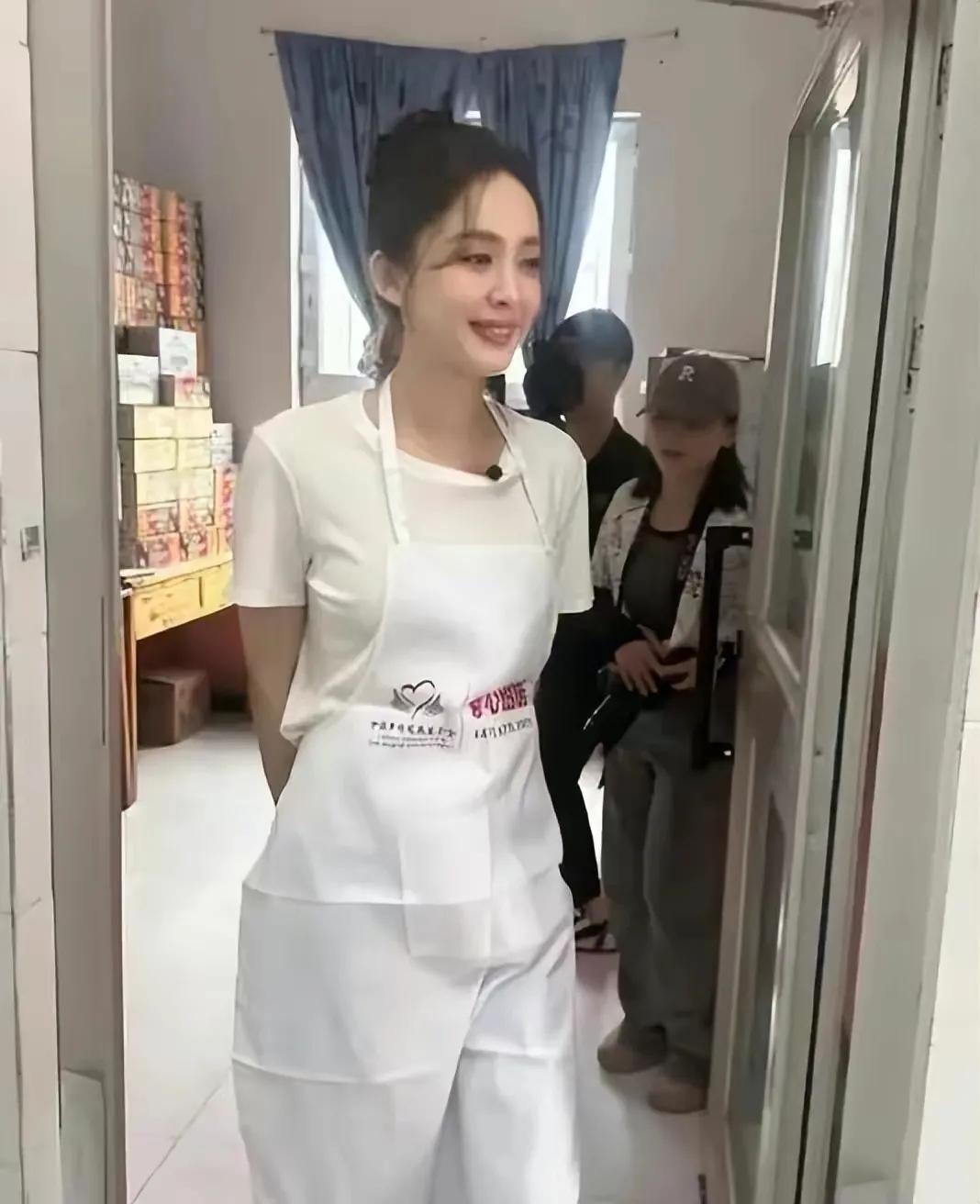 Gu Li Nazha went back to her hometown to do charity work, wearing gold ...