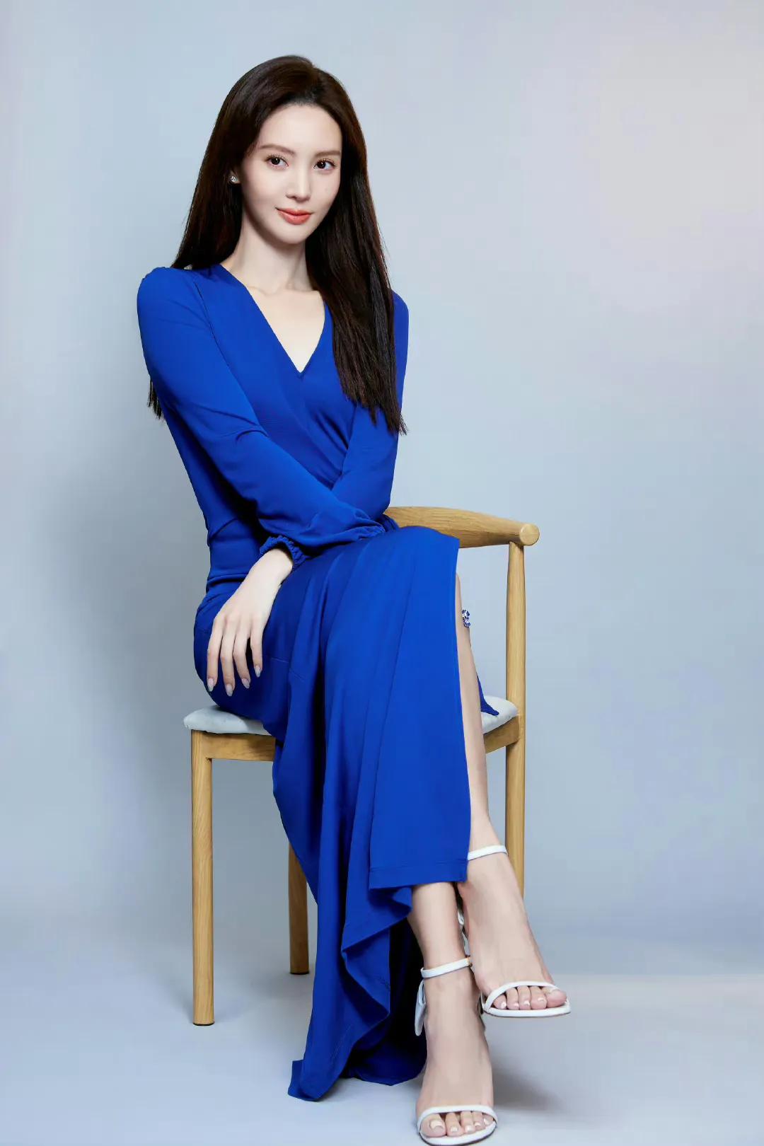 Jin Chen, beauty with long legs - iNEWS