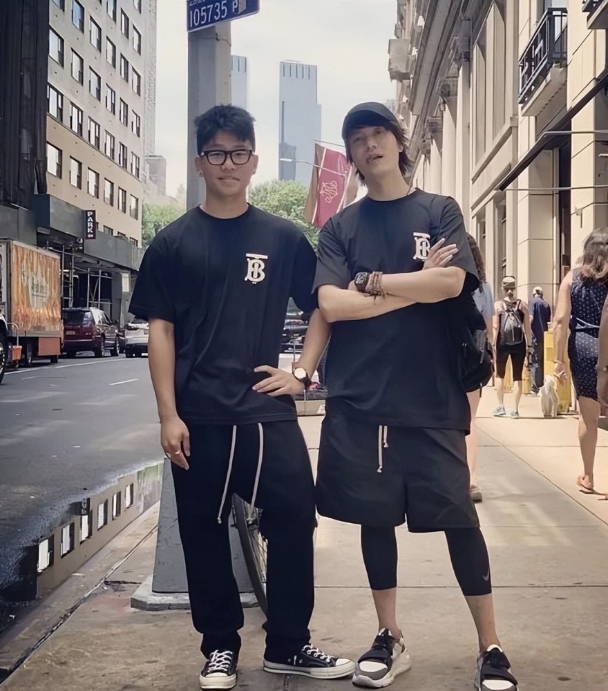 Chen Kun's son posted a group photo of his family! Dai Buddha beads are dark and strong, more ...