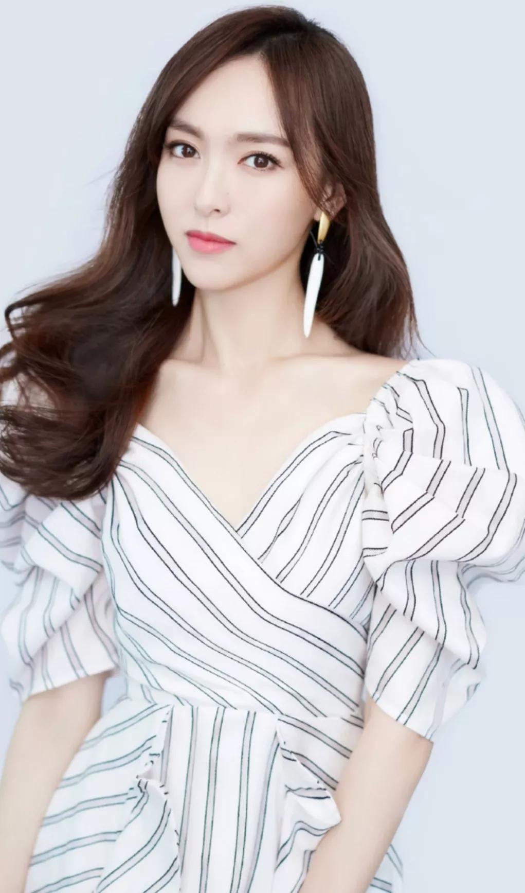 Happy beautiful Tang Yan - iNEWS