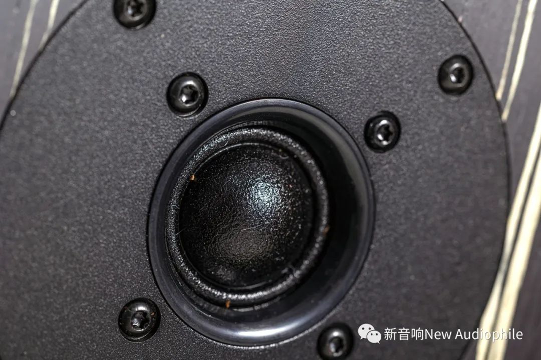 From blockbuster to surpassing yourself!Audiomis MC5 Bookshelf Box - iNEWS