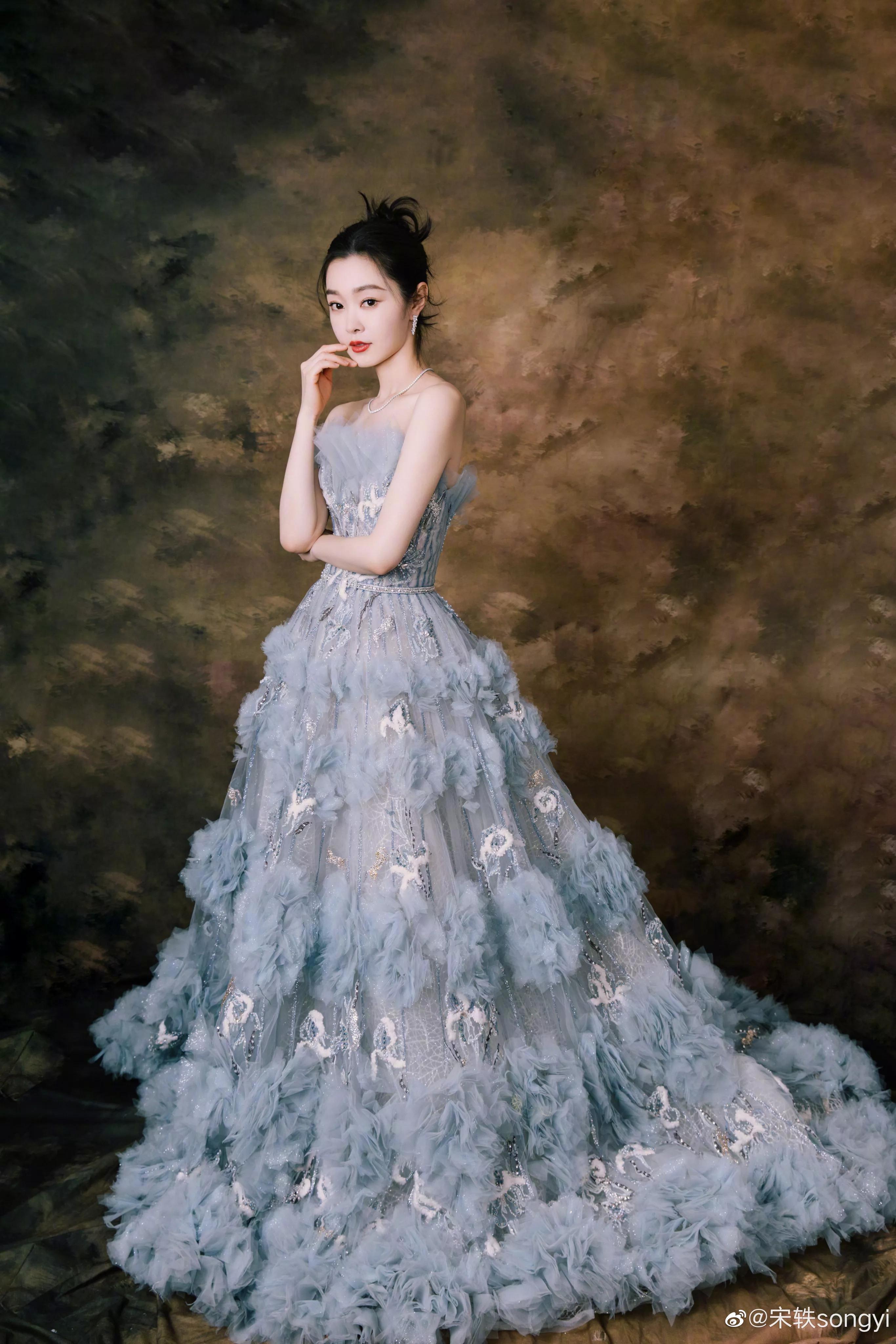 Song Yi's photo, wearing a gray tube top dress, pure and beautiful - iMedia