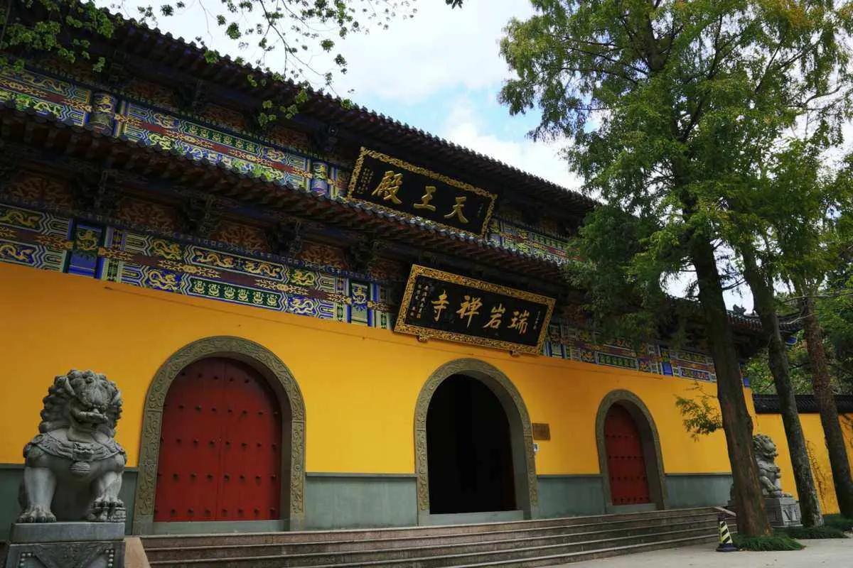 Layman Xu Renshu who abides by the Five Precepts and recites the Zhunti ...