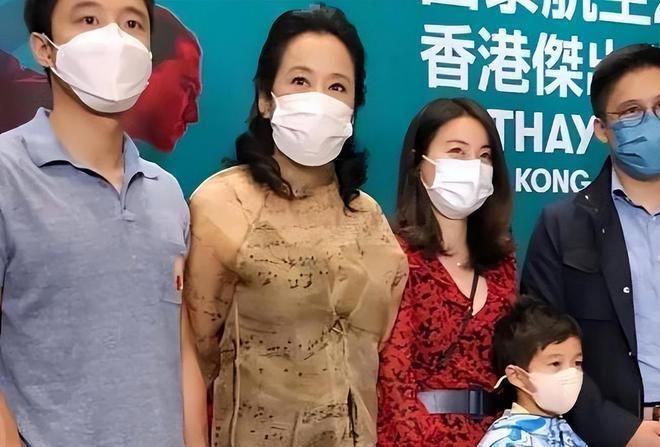 Lingling Zhu accompanied Fok Qigang to receive the award, and wore an ...