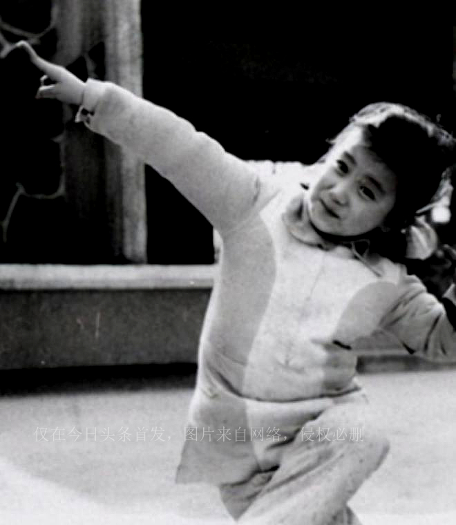 Tall and tall, Tan Jing, the most beautiful military singer in China ...