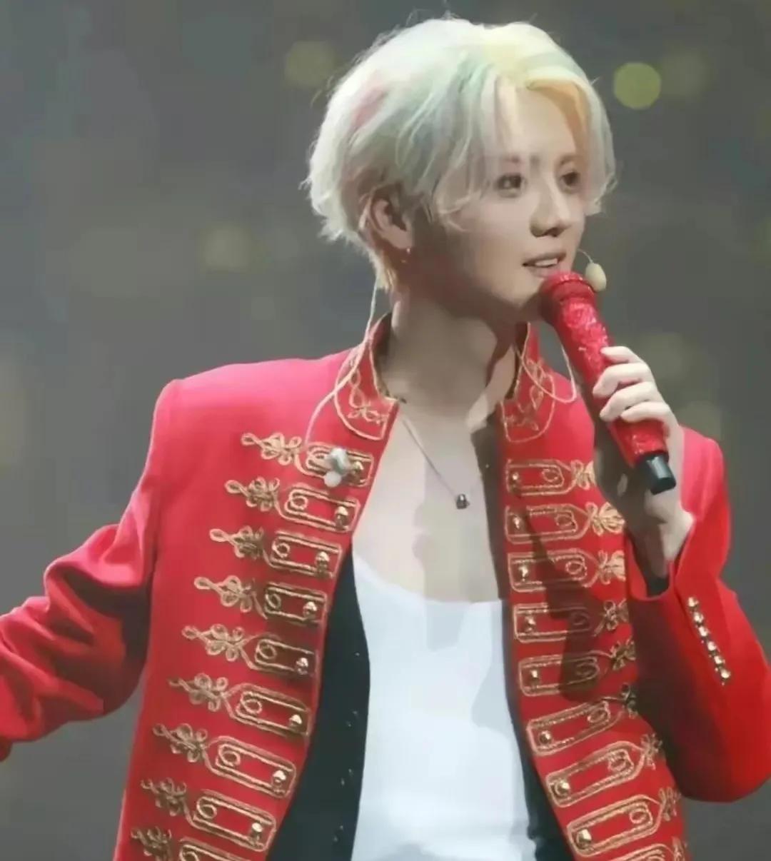At the Lu Han concert, he showed a tough guy demeanor, no longer a ...