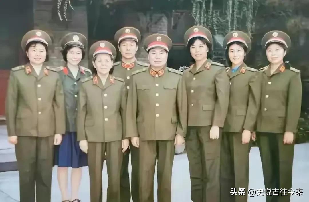 In 1985, a family photo of Yang Dezhi, all six children were soldiers ...