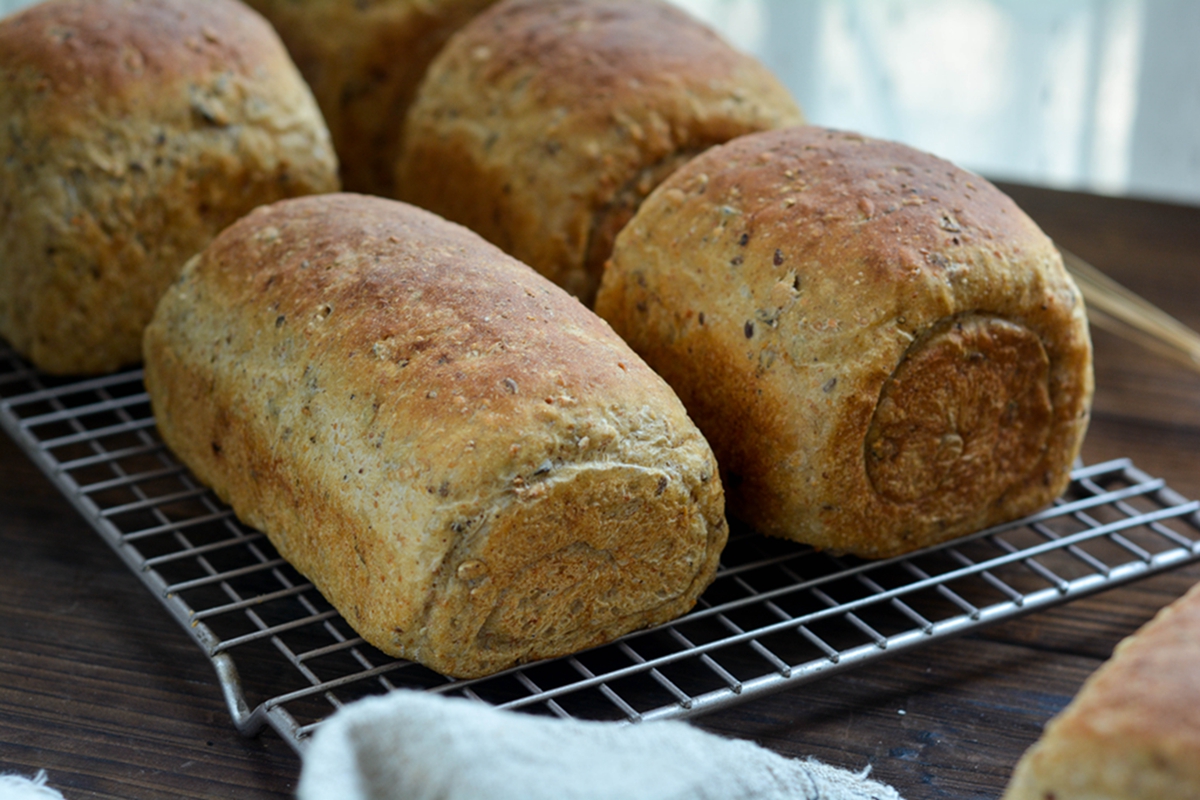 It's hard to eat European buns. Lazy people bake 6 multi-grain breads ...