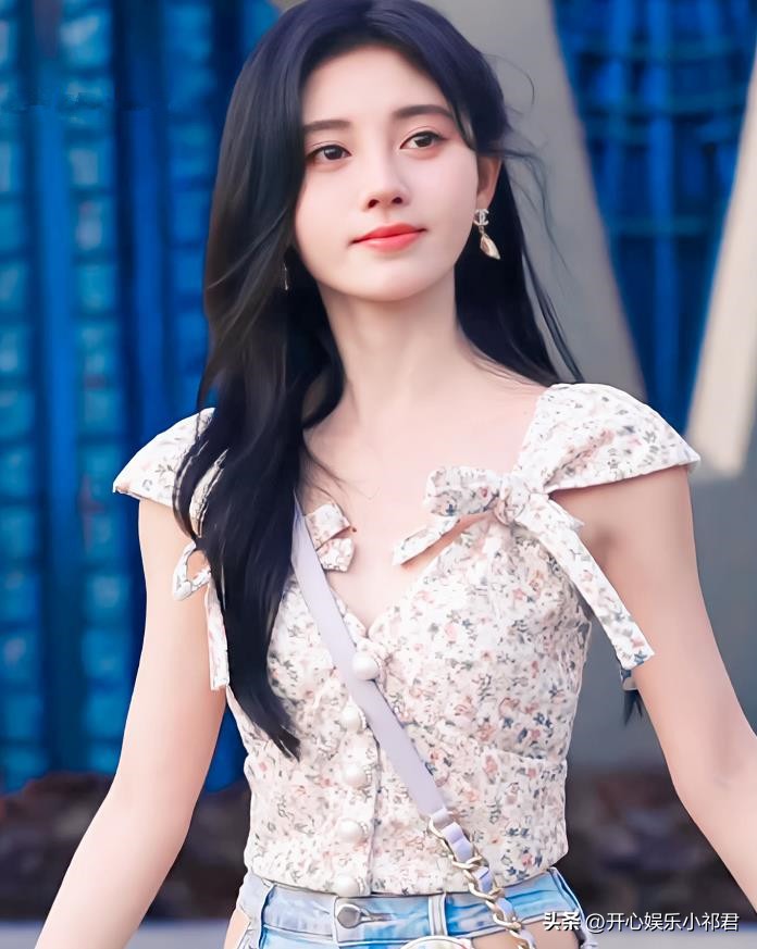 Ju Jingyi's Reuters photo after get off work, full of energy, she was ...