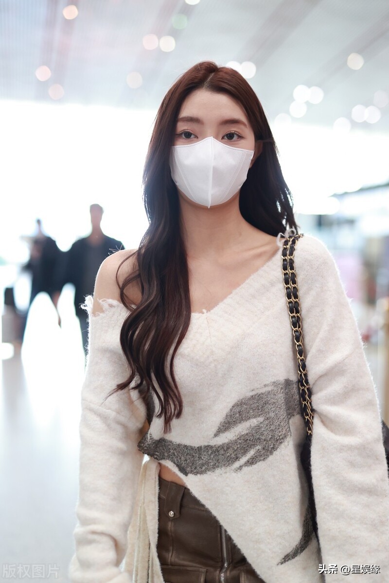 Li Ziting appeared at Beijing Airport, wearing a strapless sweater youthful and beautiful - iNEWS