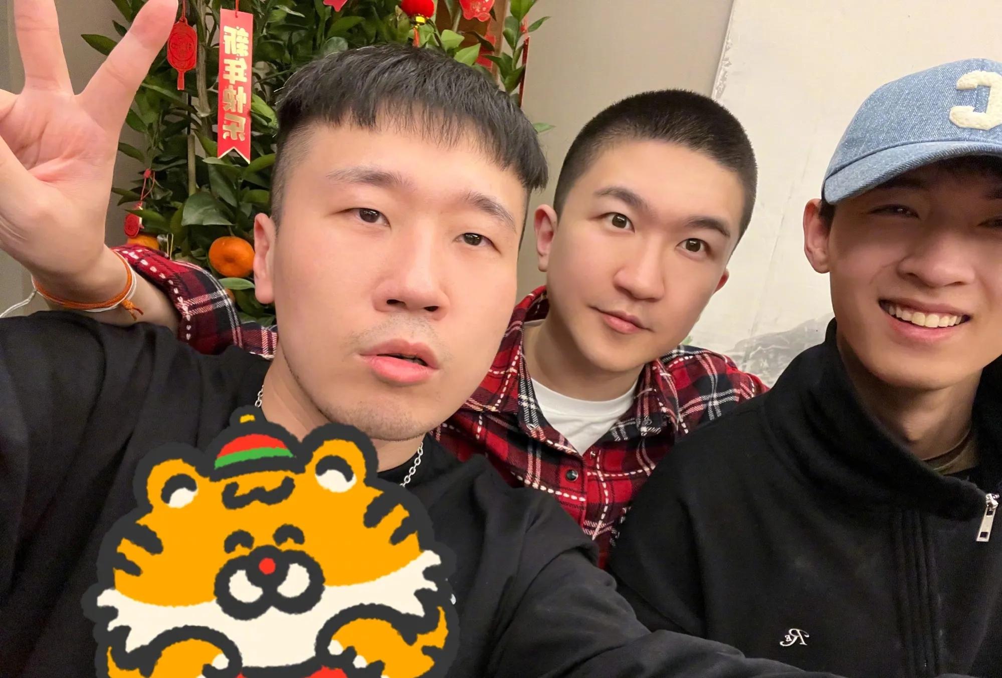 Zhang Da sends blessings in the New Year, and wears a couple's outfit ...