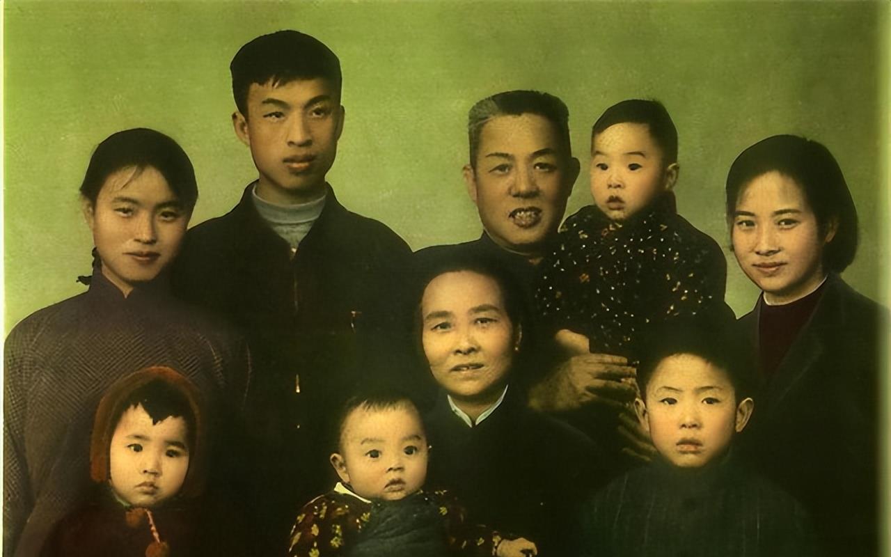 General Su Zhenhua met an actor from a Chinese cultural troupe, but the ...