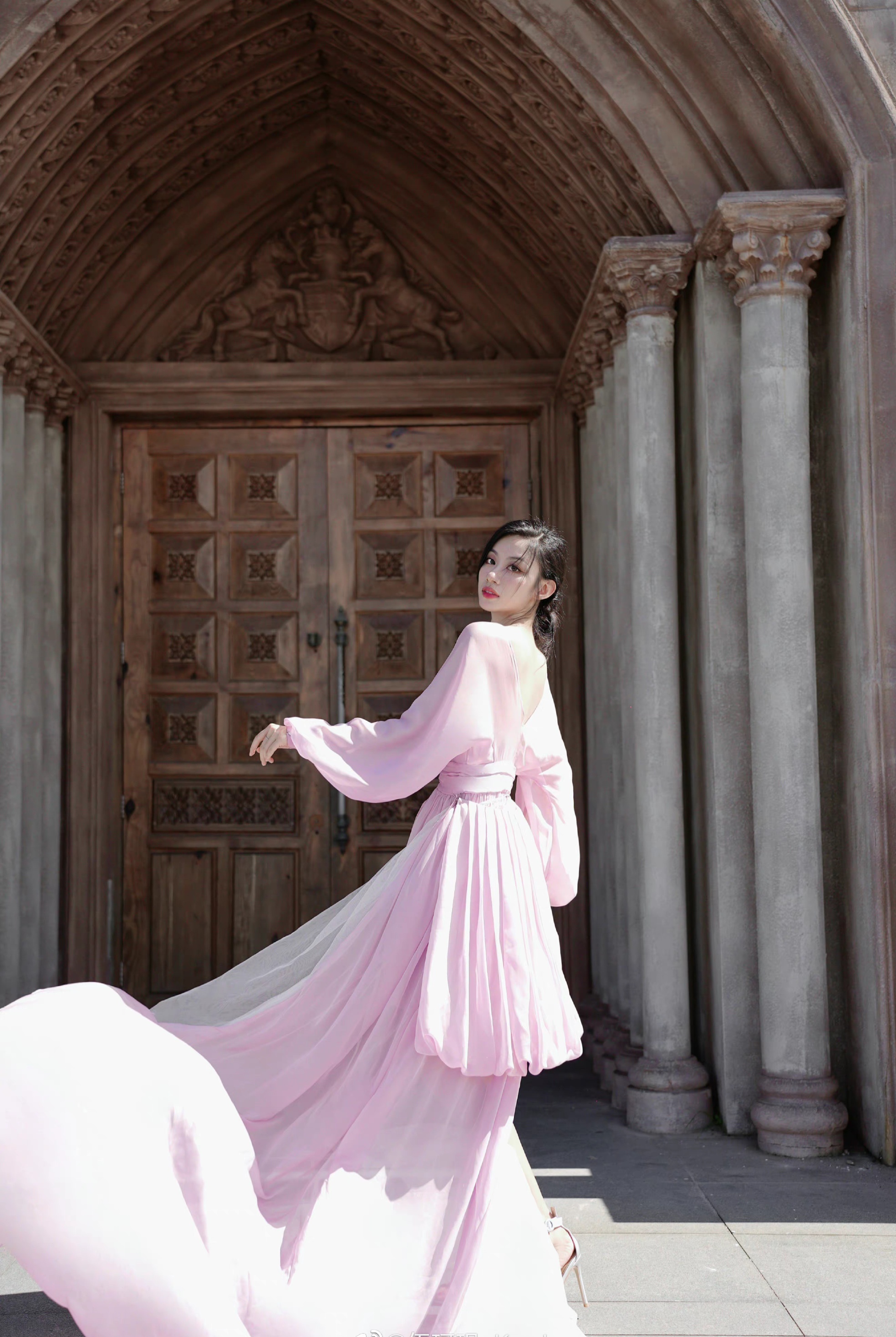 "The Voice" champion Wu Keyue shares the latest photo, a tube top pink ...