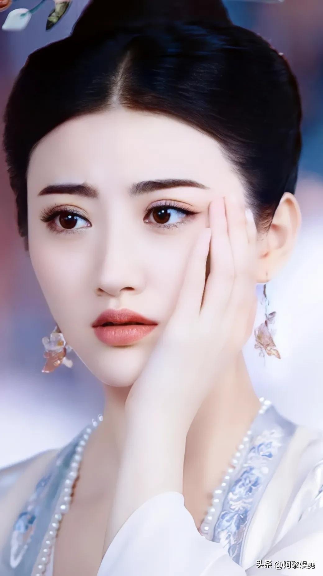 Jing Tian: Pink makeup and jade carving, Chang'e in the moon - iNEWS
